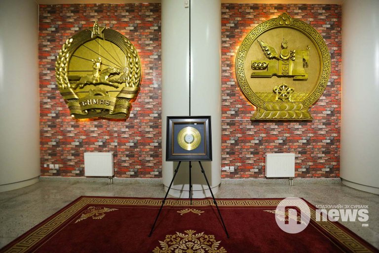 ФОТО Шарав агсны Алтан пянз ыг Төрийн түүхийн музейд хадгална News Mn